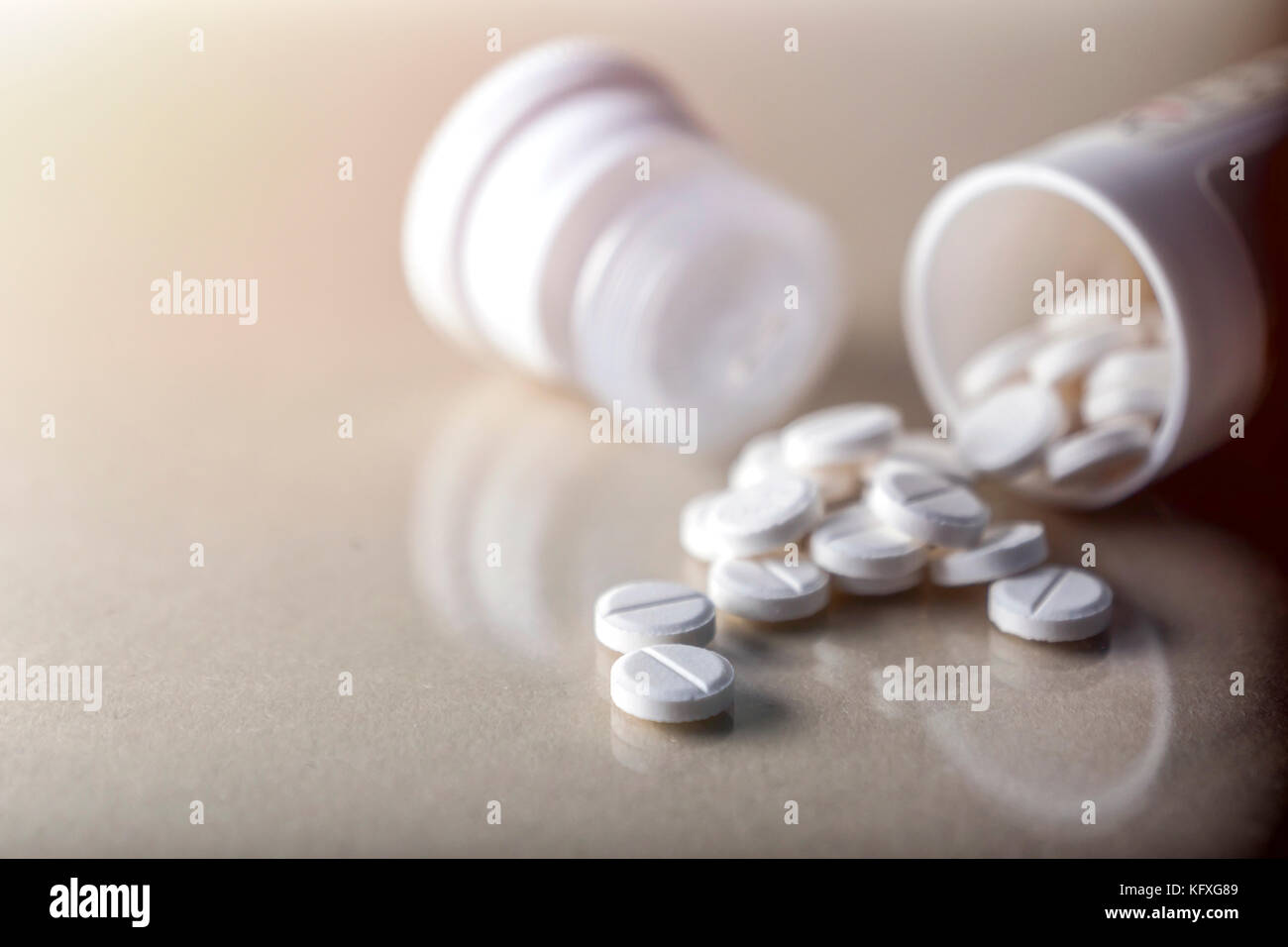 Open pill bottle hi-res stock photography and images - Alamy