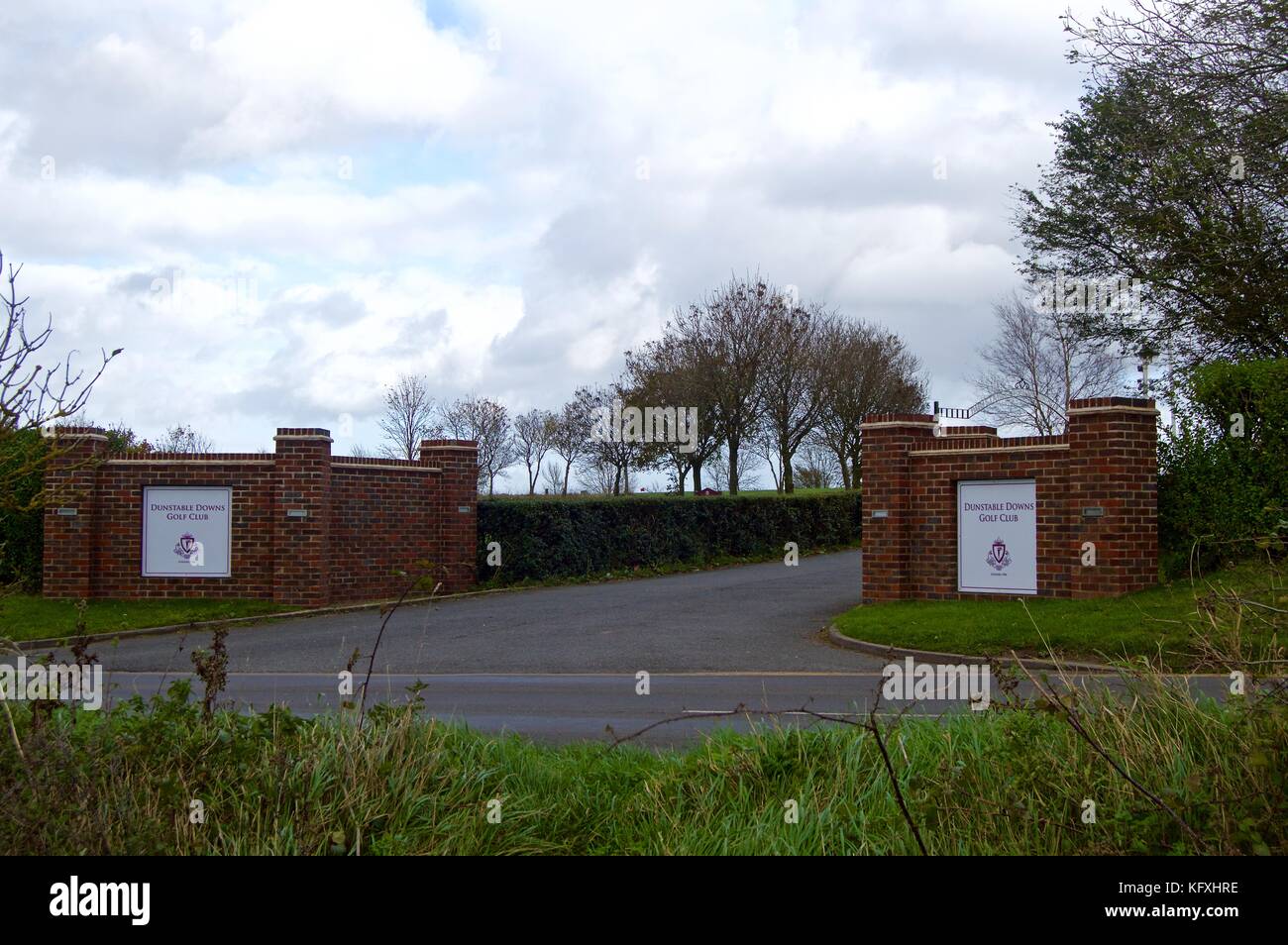 Golf club entrance hi-res stock photography and images - Alamy