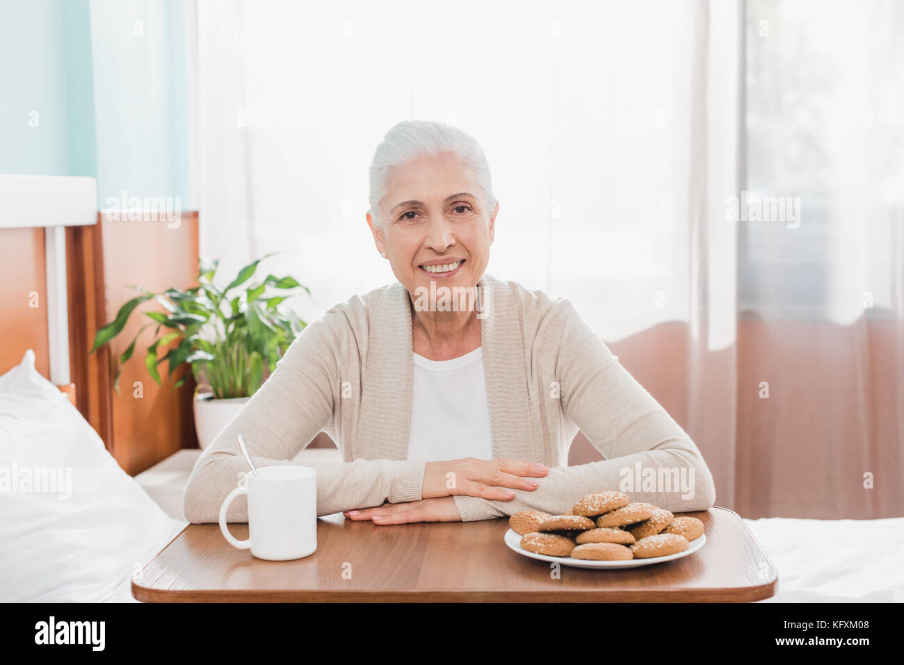 senior woman eating in hospital Stock Photo - Alamy
