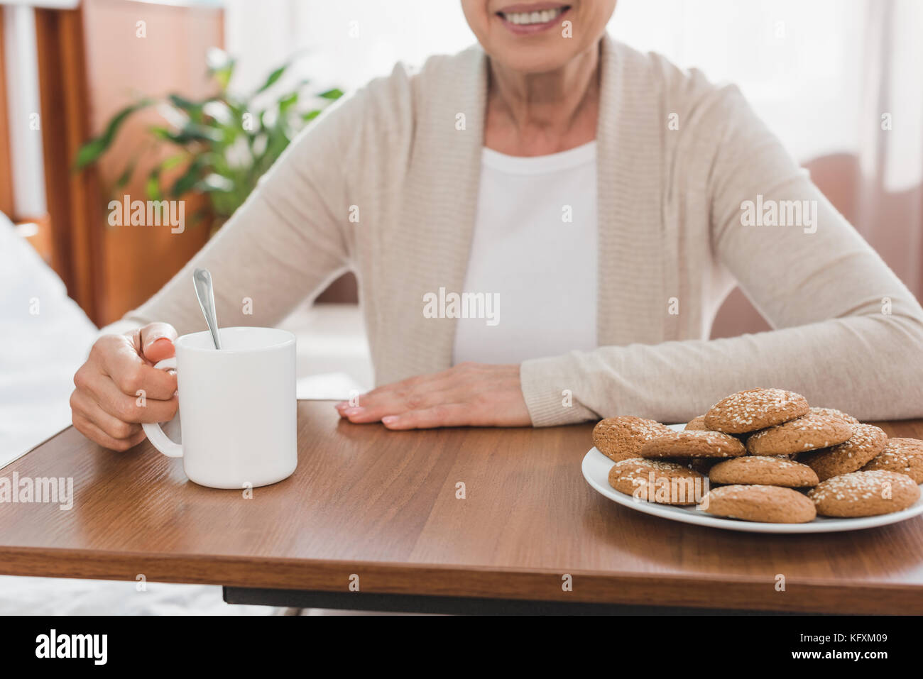 senior woman eating in hospital Stock Photo - Alamy