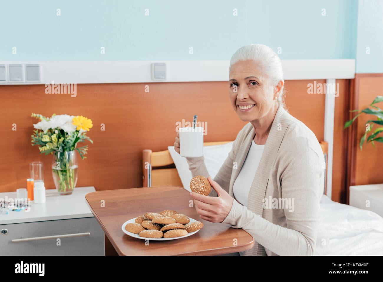 senior woman eating in hospital Stock Photo - Alamy