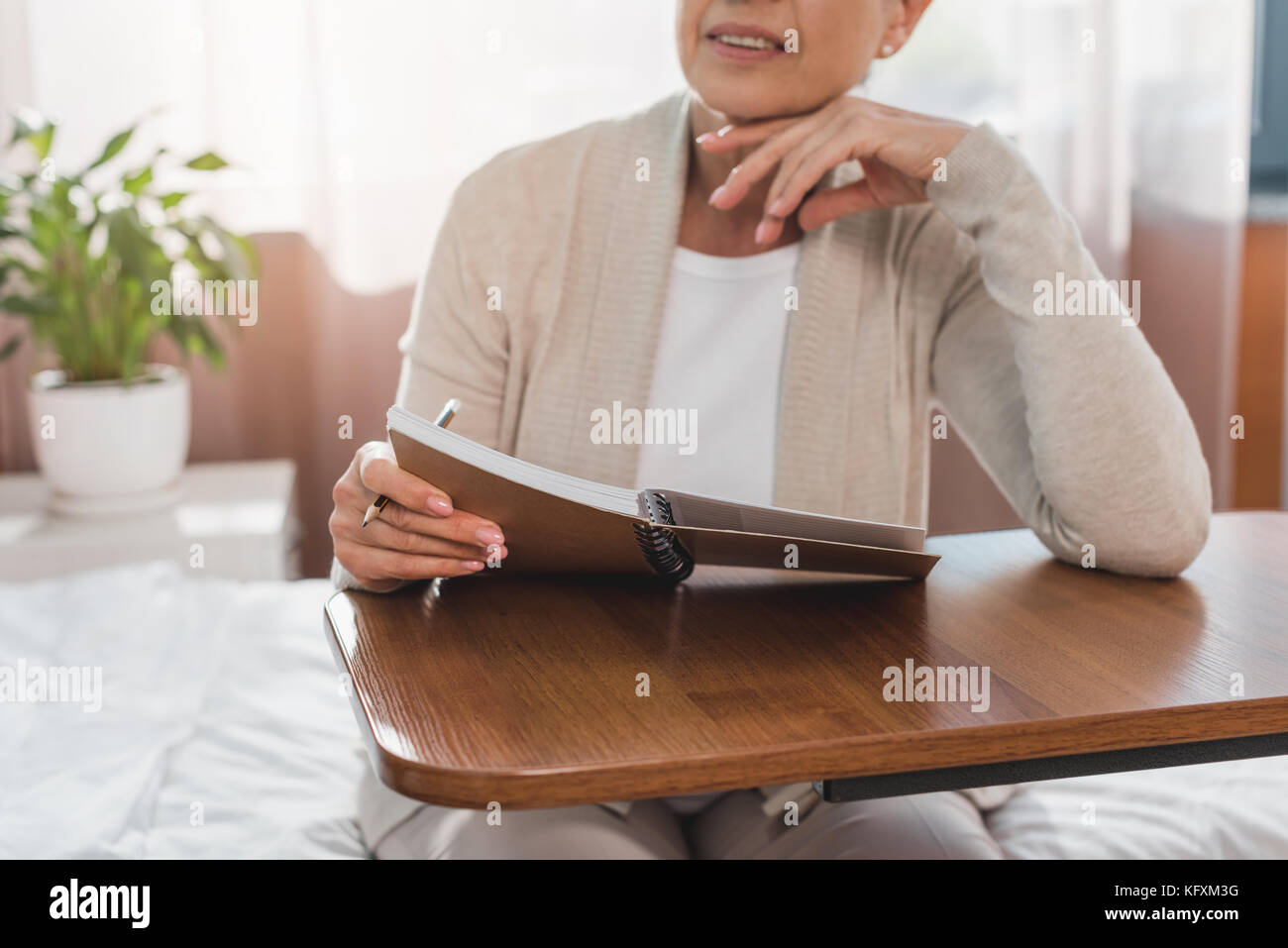 Nursing taking notes hi-res stock photography and images - Alamy