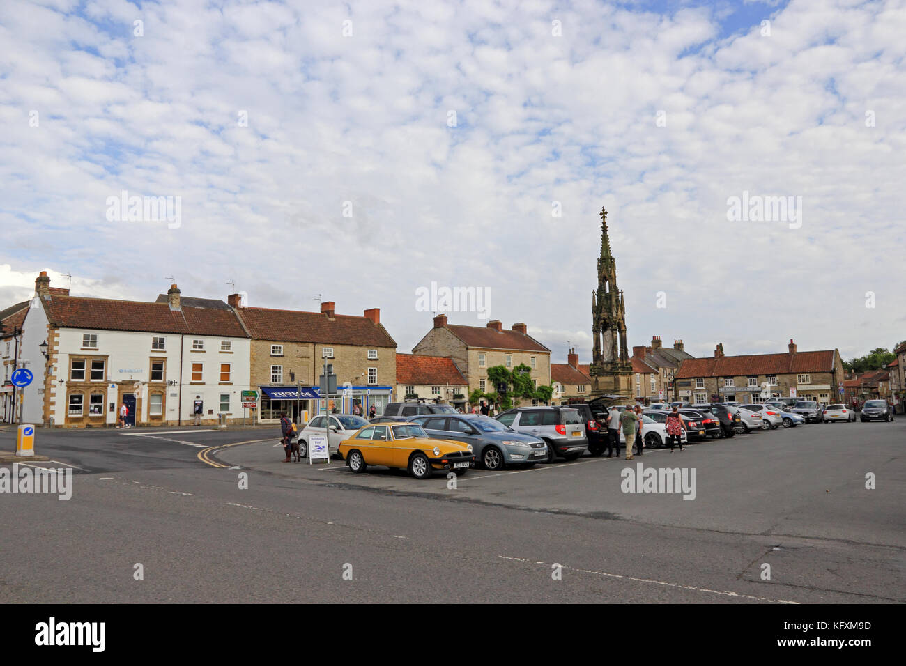 Market square in centre of North Yorkshire town of Helmsley Stock Photo ...