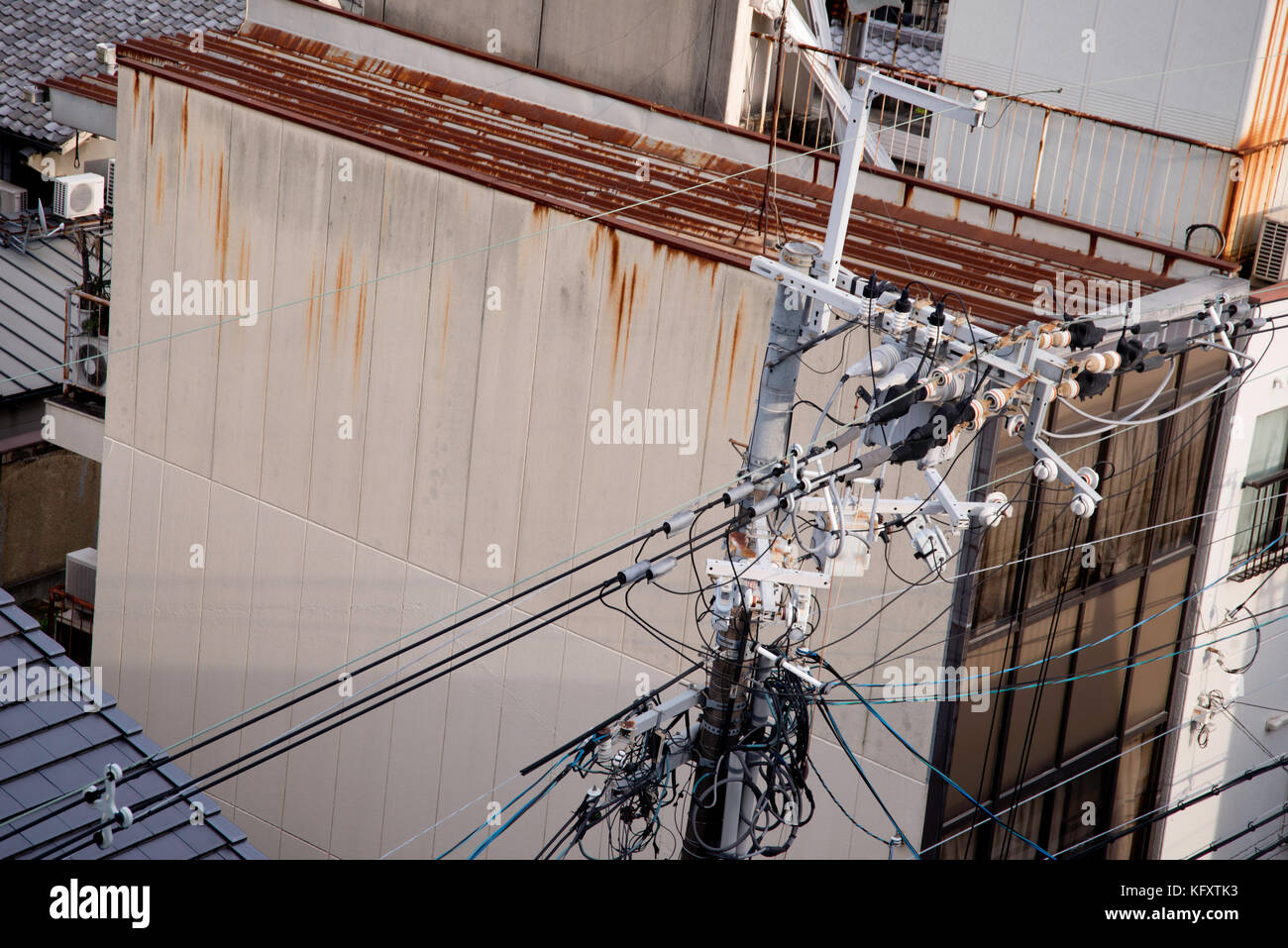 High Voltage Overhead Electricity Cables Stock Photos & High Voltage ...