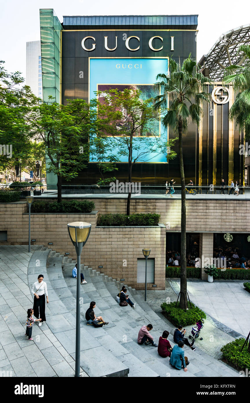 Gucci store front hi-res stock photography and images - Alamy