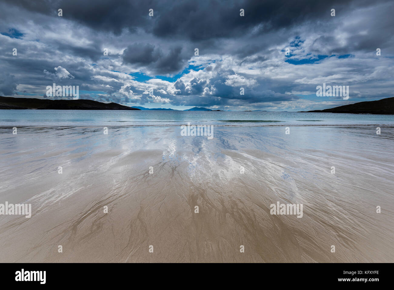 the beach facin the ocean Stock Photo - Alamy