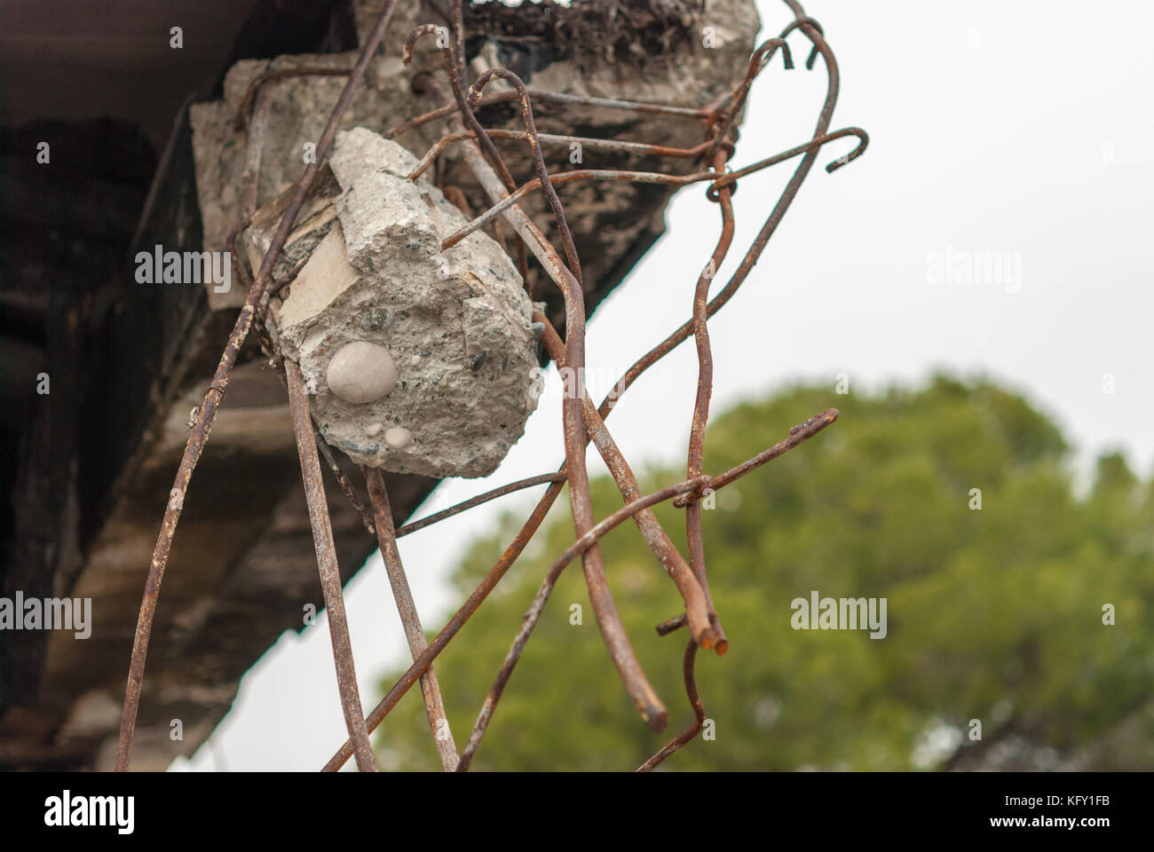 Roof falling - concrete broken outdoor Stock Photo - Alamy