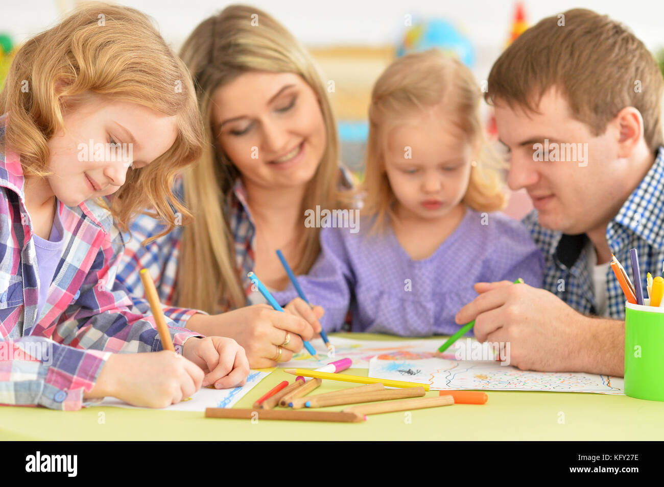 parents with daughters drawing with pencils Stock Photo - Alamy
