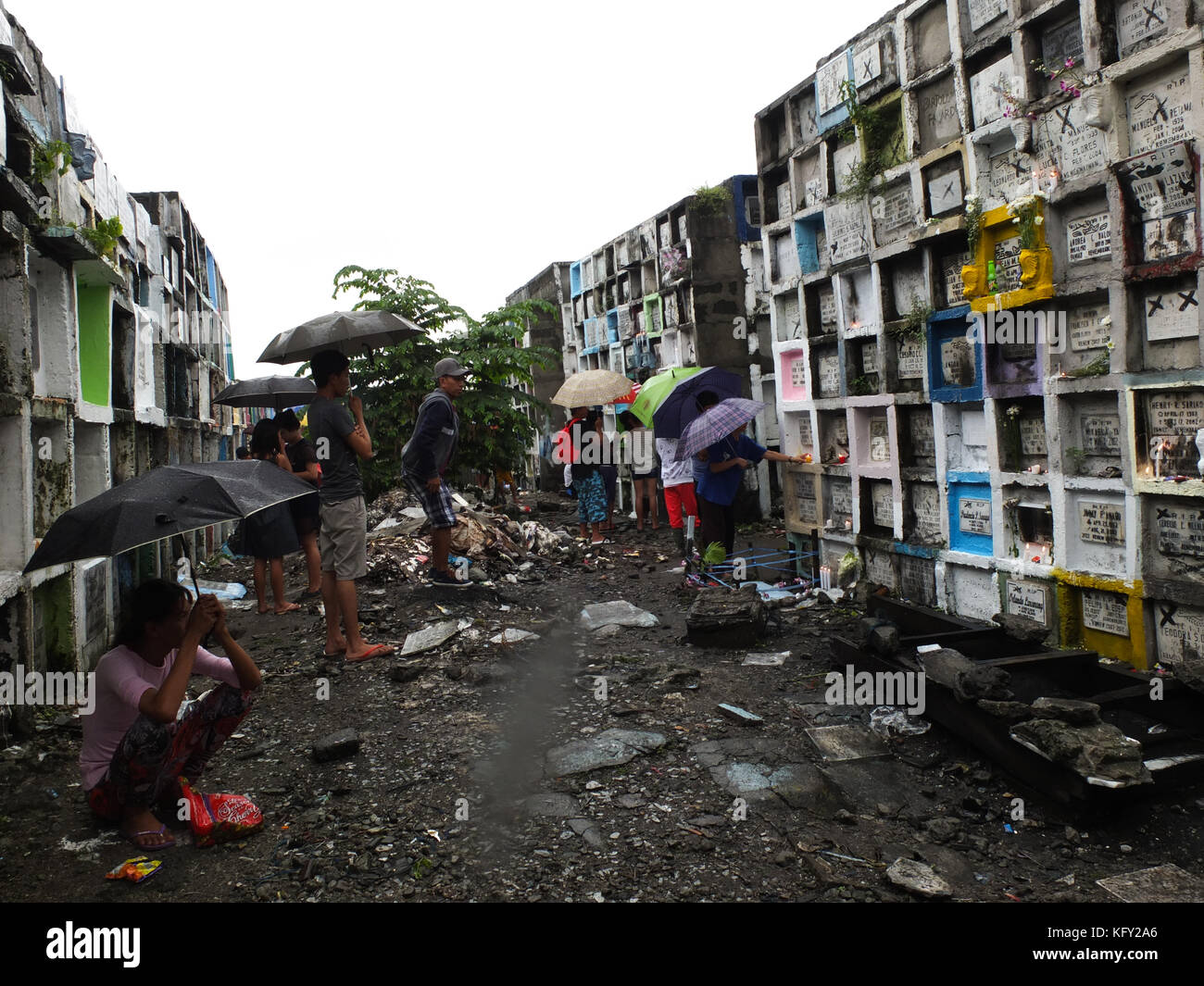 Navotas Cty, Philippines. 01st Nov, 2017. Filipinos brave the heavy ...