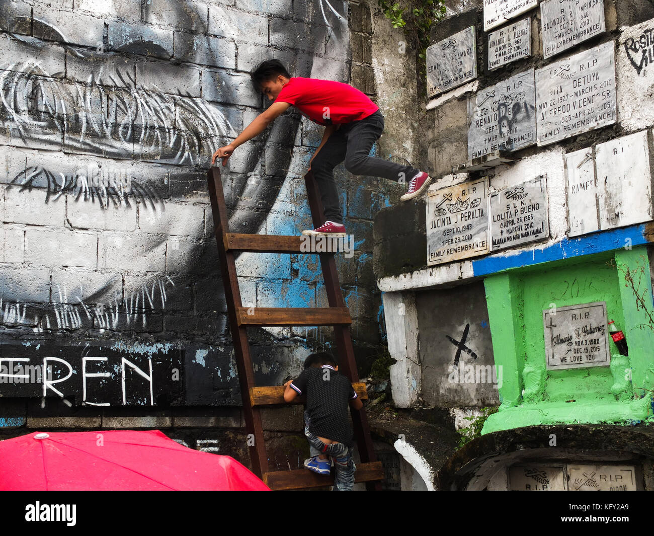 Navotas City, Philippines. 01st Nov, 2017. Youngsters crossing the ...