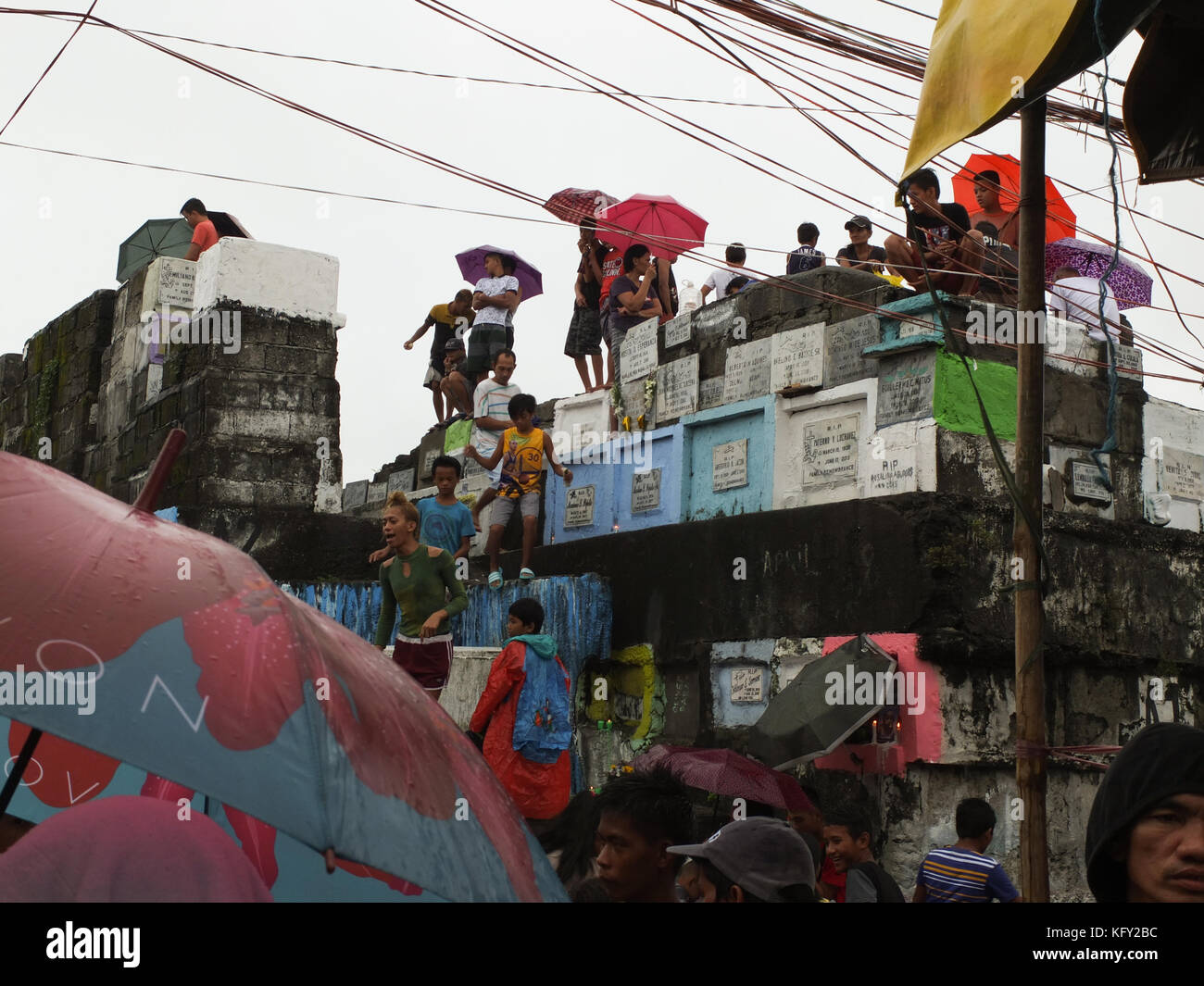 Navotas City, Philippines. 01st Nov, 2017. Filipinos brave the heavy ...