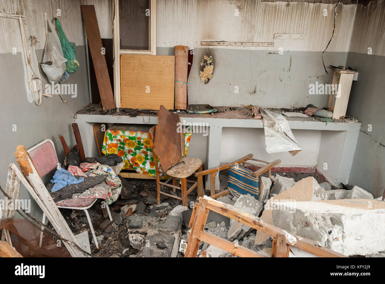 Old kitchen destroyed interior abandoned hi-res stock photography and ...