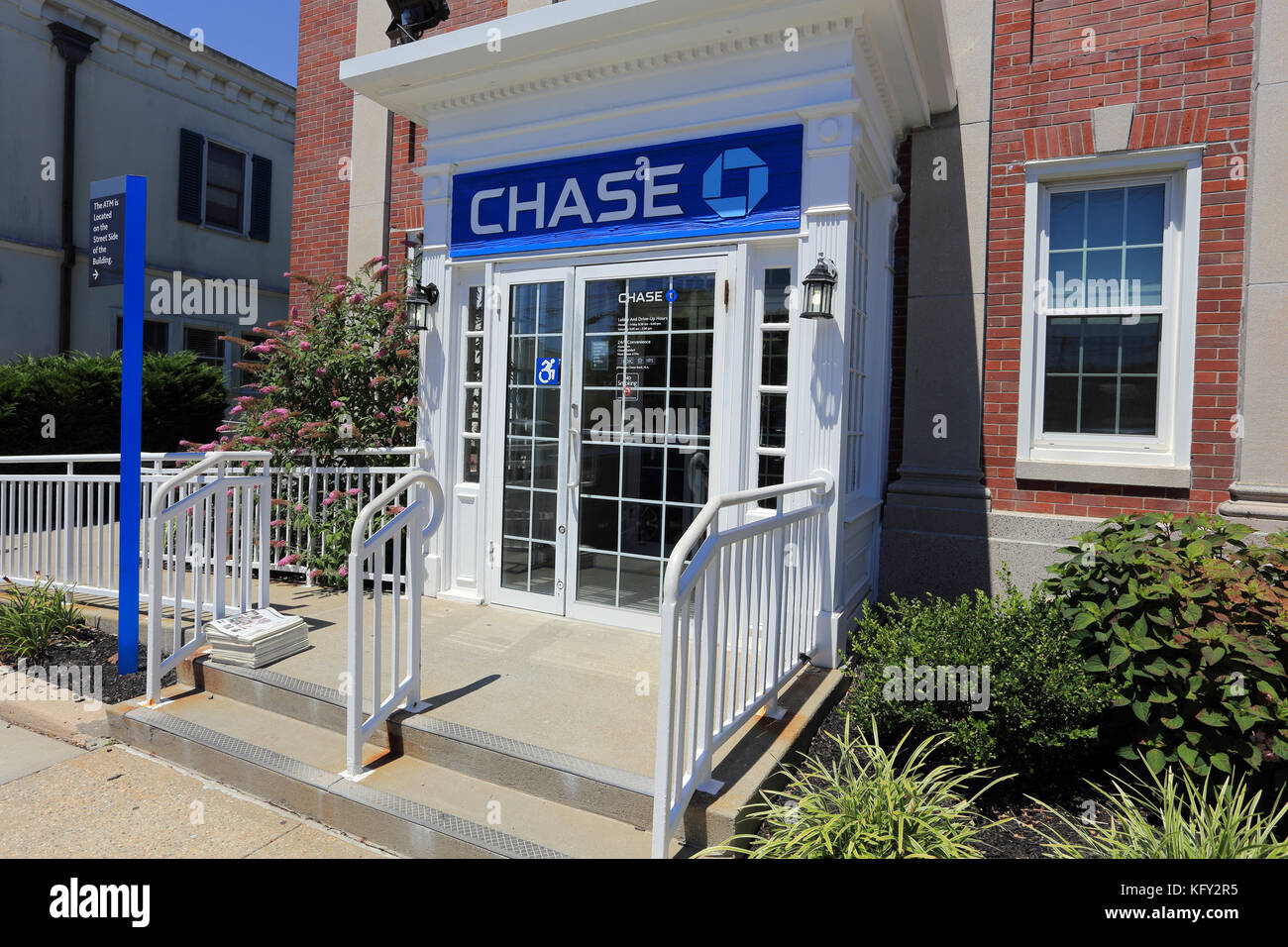Bank entrance hi-res stock photography and images - Alamy