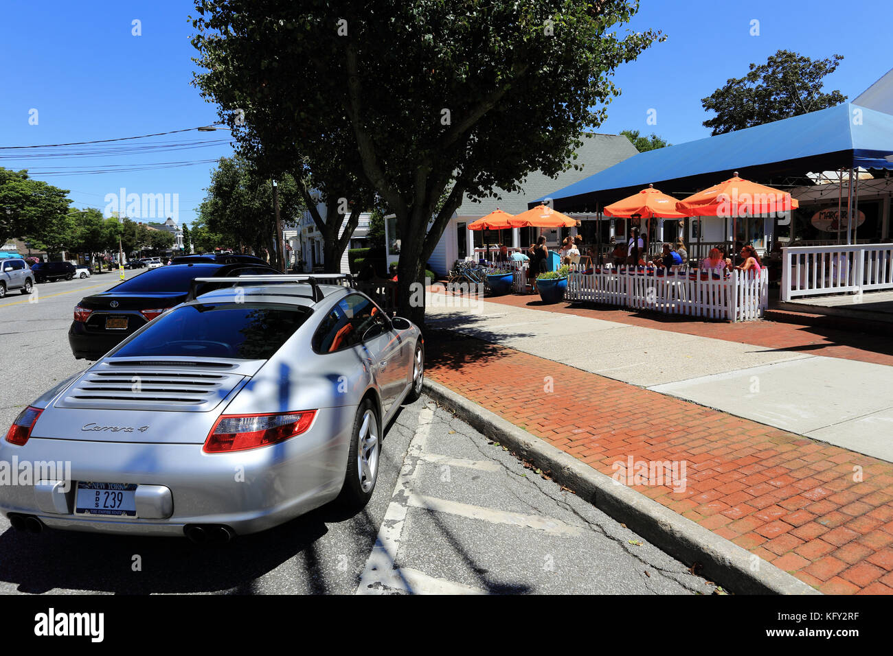 Hamptons new york beach umbrellas hi-res stock photography and images ...