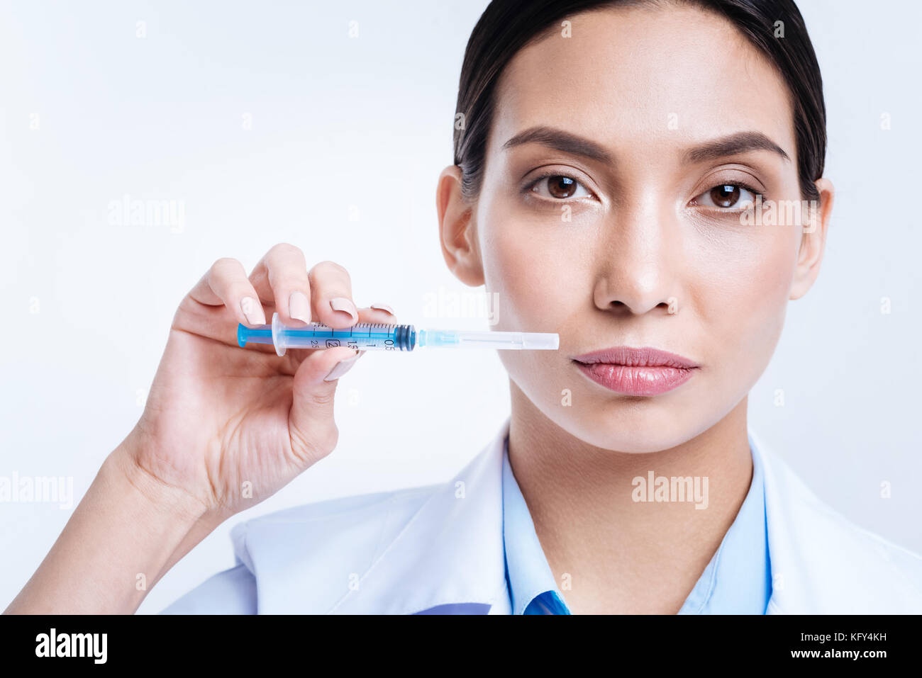 Close up of beautiful female doctor holding a syringe Stock Photo - Alamy