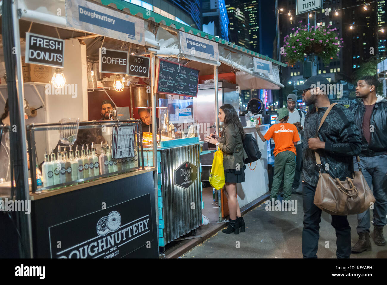 Outdoor restaurant booths hi-res stock photography and images - Alamy