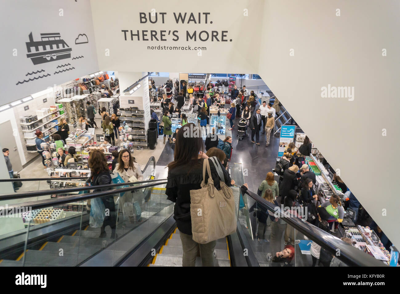 Storefronts with clothes rack hi-res stock photography and images - Alamy