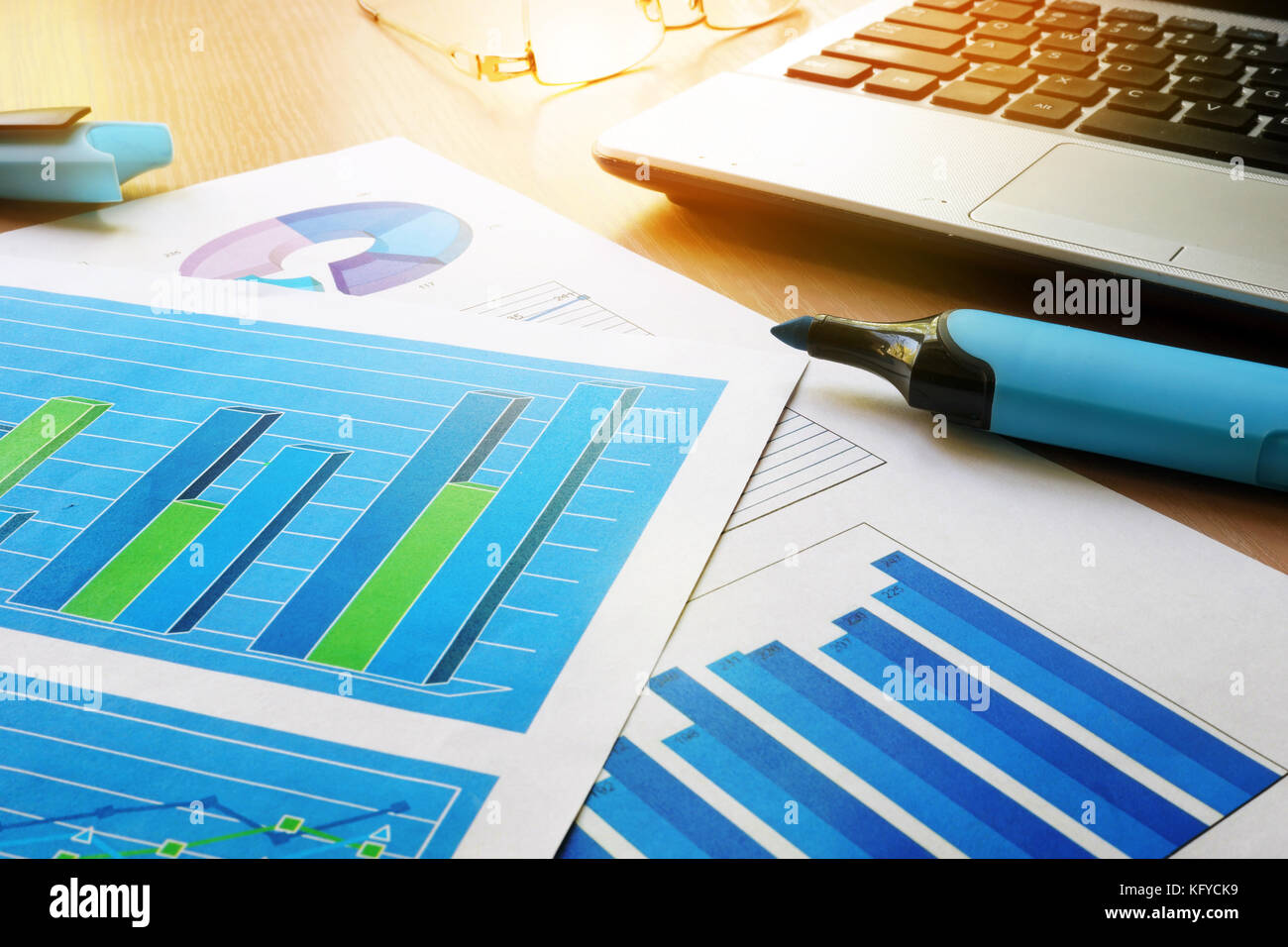Desk financial documents hi-res stock photography and images - Alamy