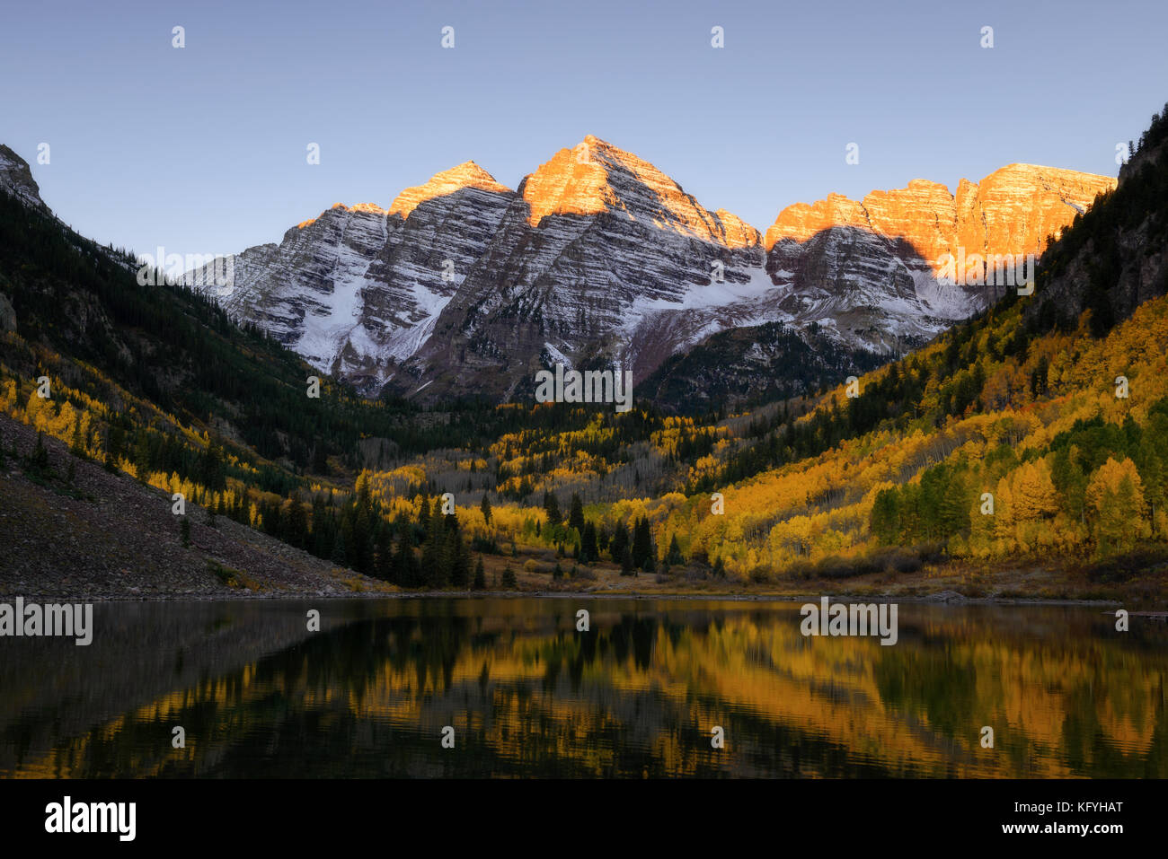 Beautiful sunrise touches Maroon bells peak at Maroon lake, Aspen ...