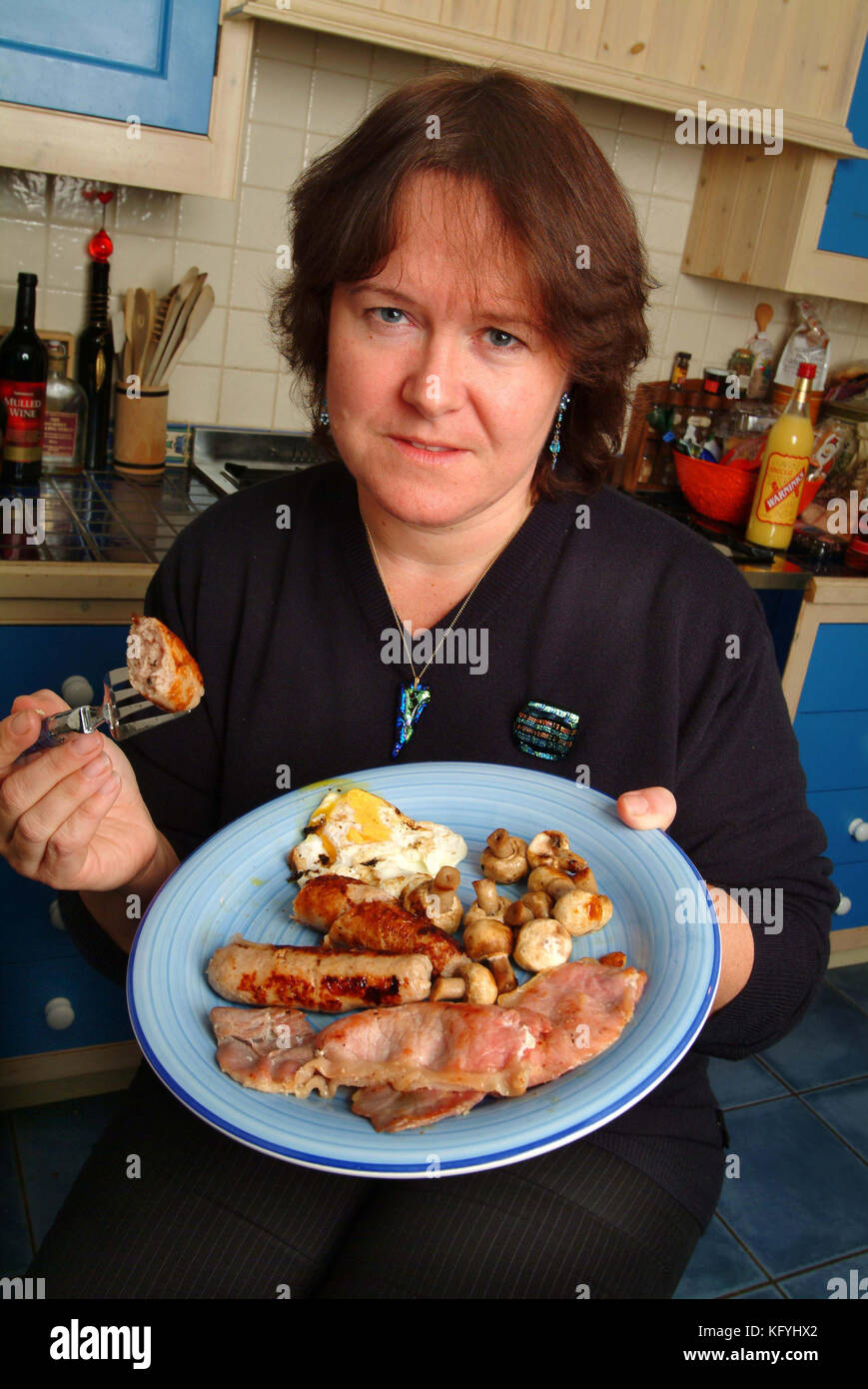 Dr.Gill Jenkins cooks a full-fat unhealthy full-English fried breakfast ...