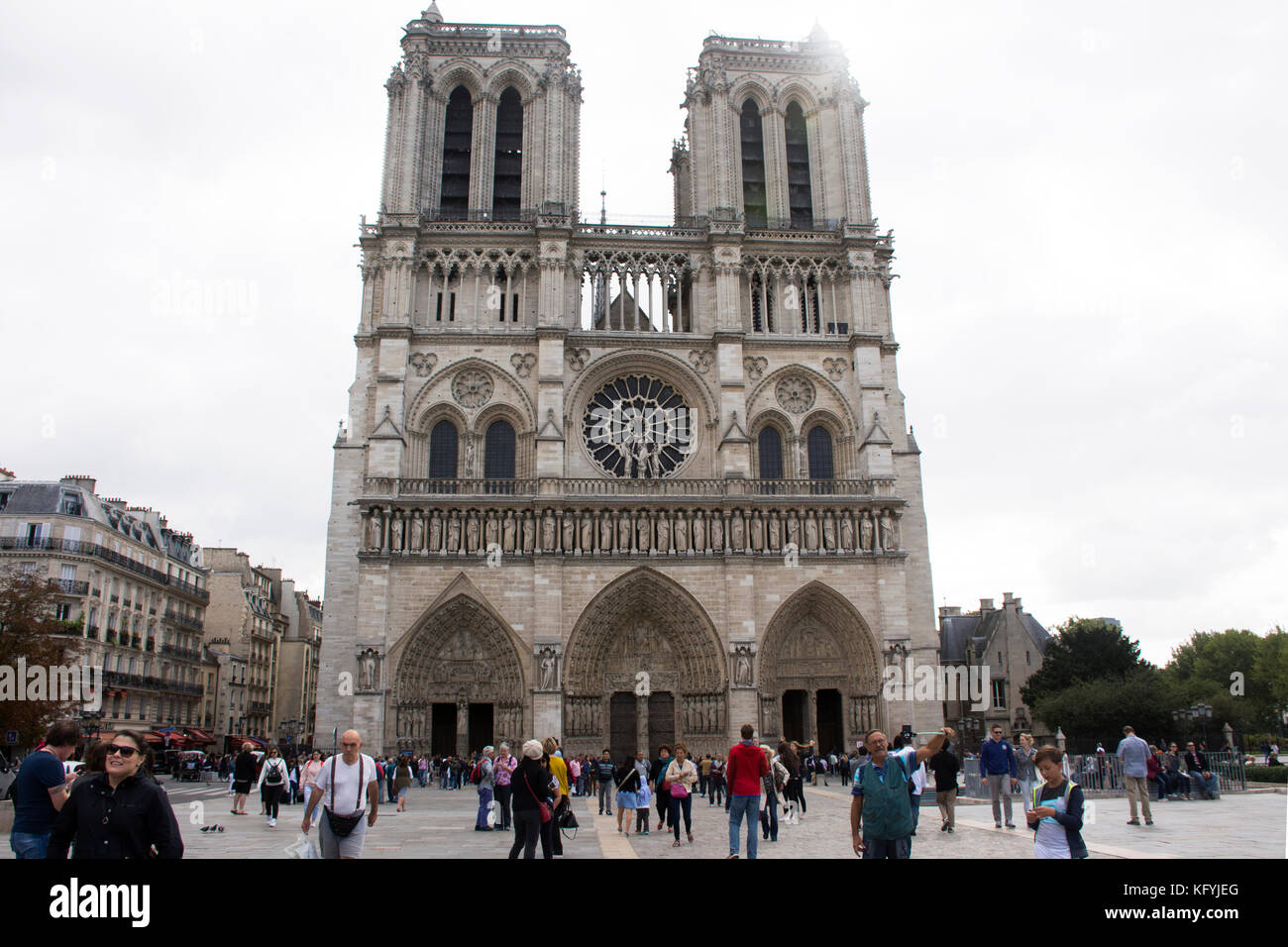 French people and foreigner travlers walking visit and take photo at ...