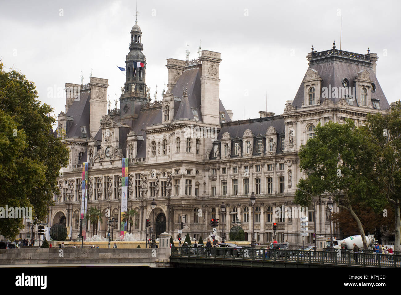 French people and foreigner travelers walking at Courtyard for visit at ...