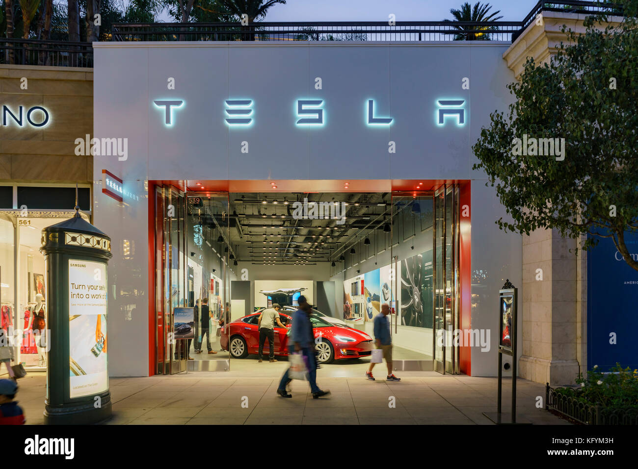 Glendale, OCT 28: Night view of The Tesla store on OCT 28, 2017 at ...