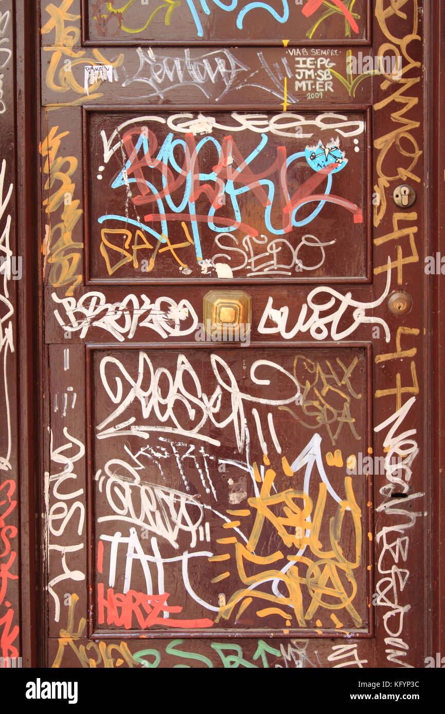 Graffiti door trastevere hi-res stock photography and images - Alamy
