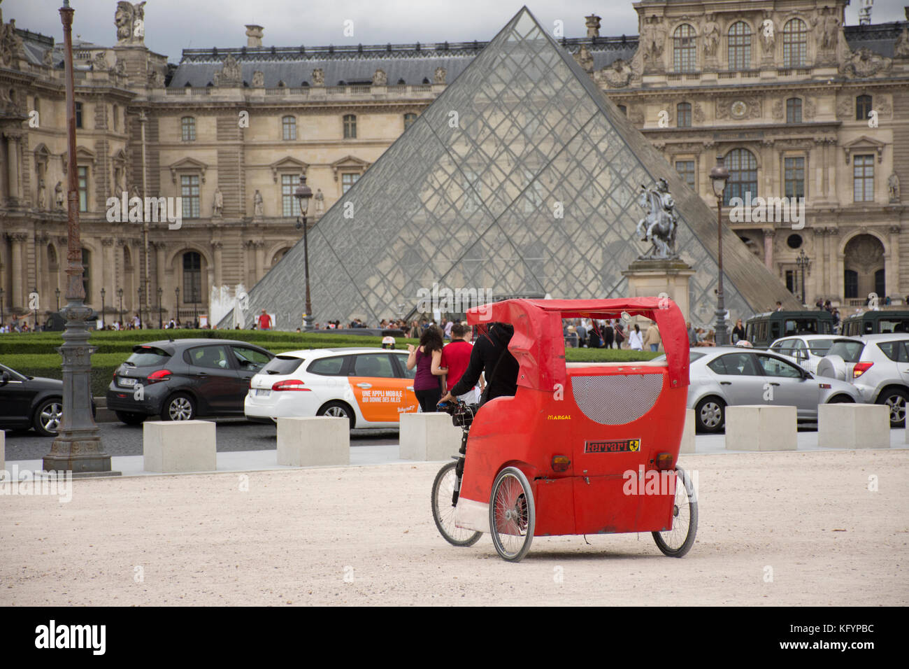 Tourist rickshaw paris street hi-res stock photography and images - Alamy