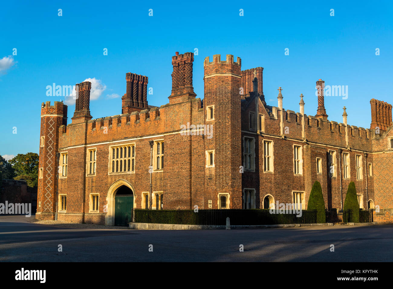 Hampton Court Palace, Left wing of the The great gatehouse, London ...