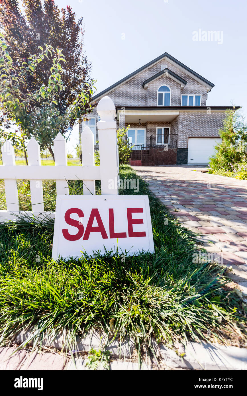 house with sign sale Stock Photo - Alamy