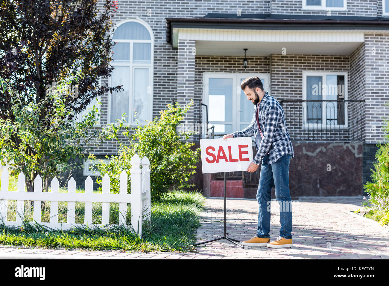 man selling his house Stock Photo - Alamy