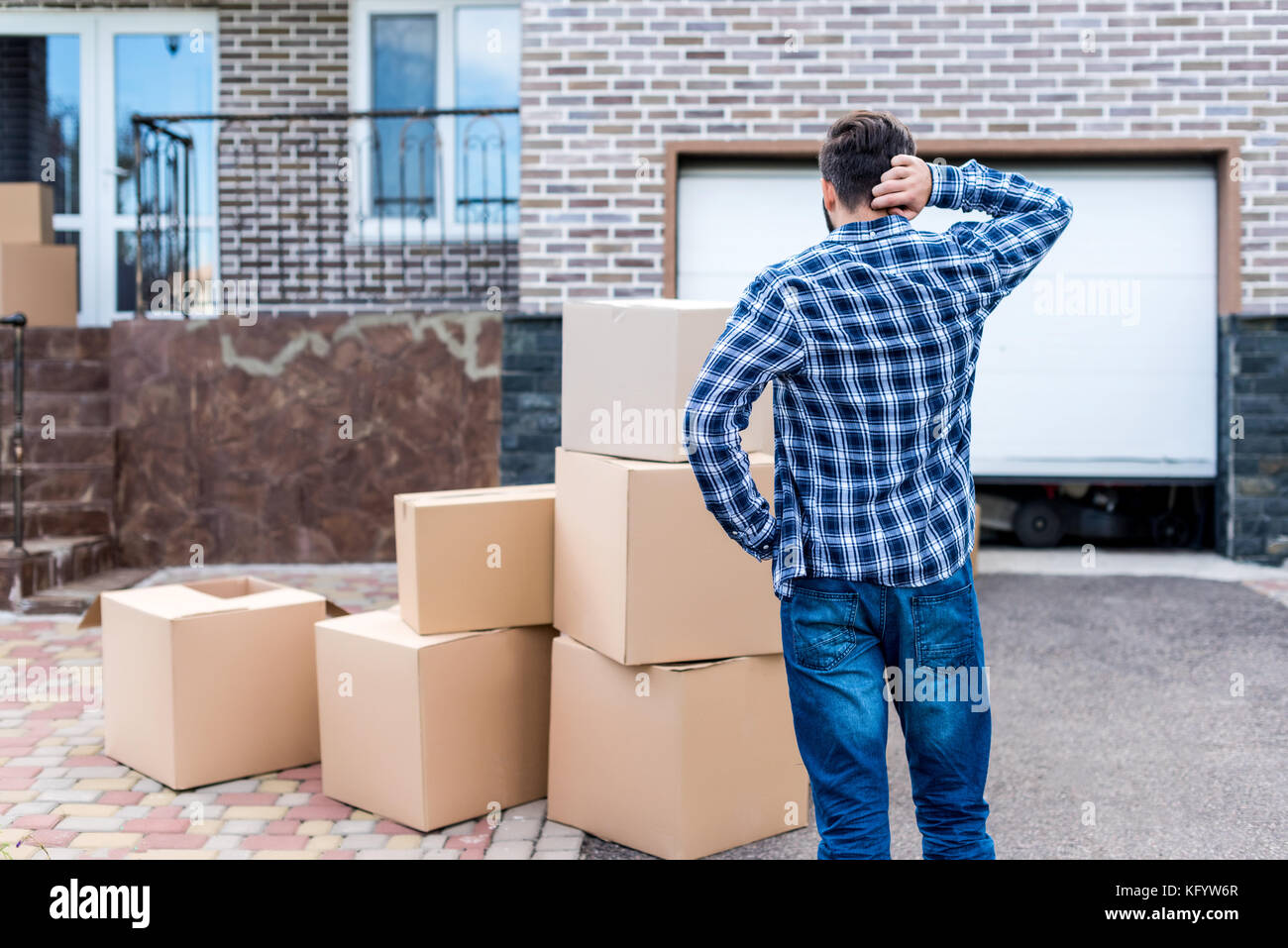 Single man moving new hi-res stock photography and images - Alamy