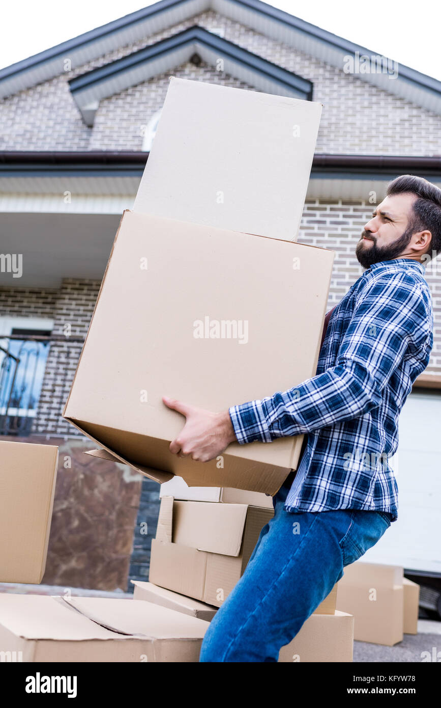 Single man moving new hi-res stock photography and images - Alamy