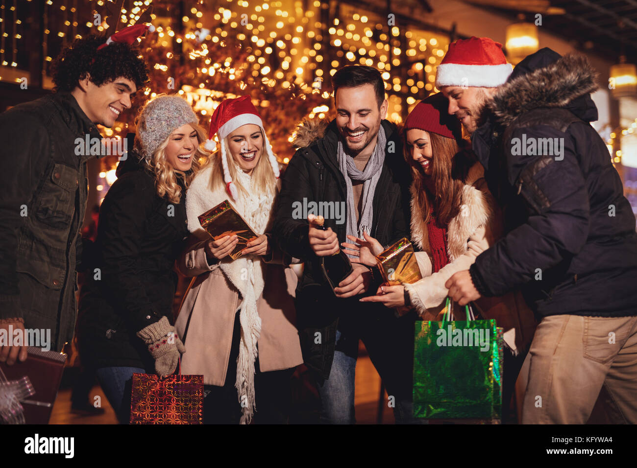 Six friends talking hi-res stock photography and images - Alamy