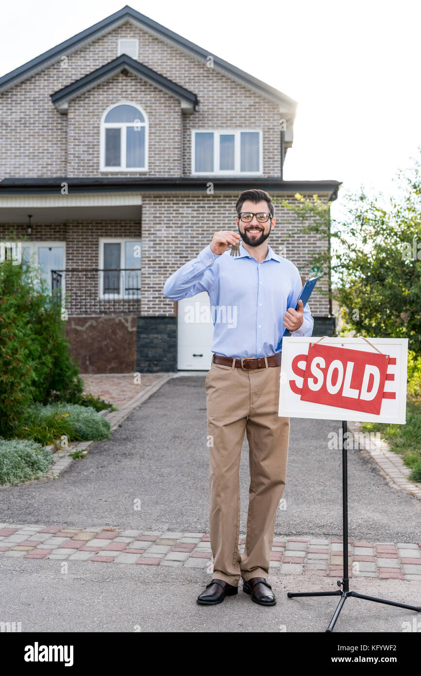 realtor with keys of sold house Stock Photo - Alamy