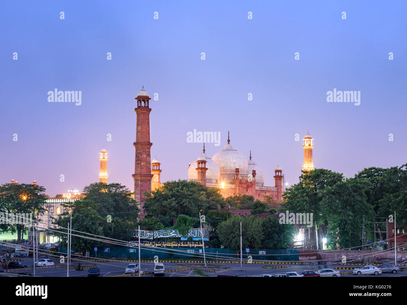 The beautiful Mughal architecture of Badshahi Mosque in Lahore ...