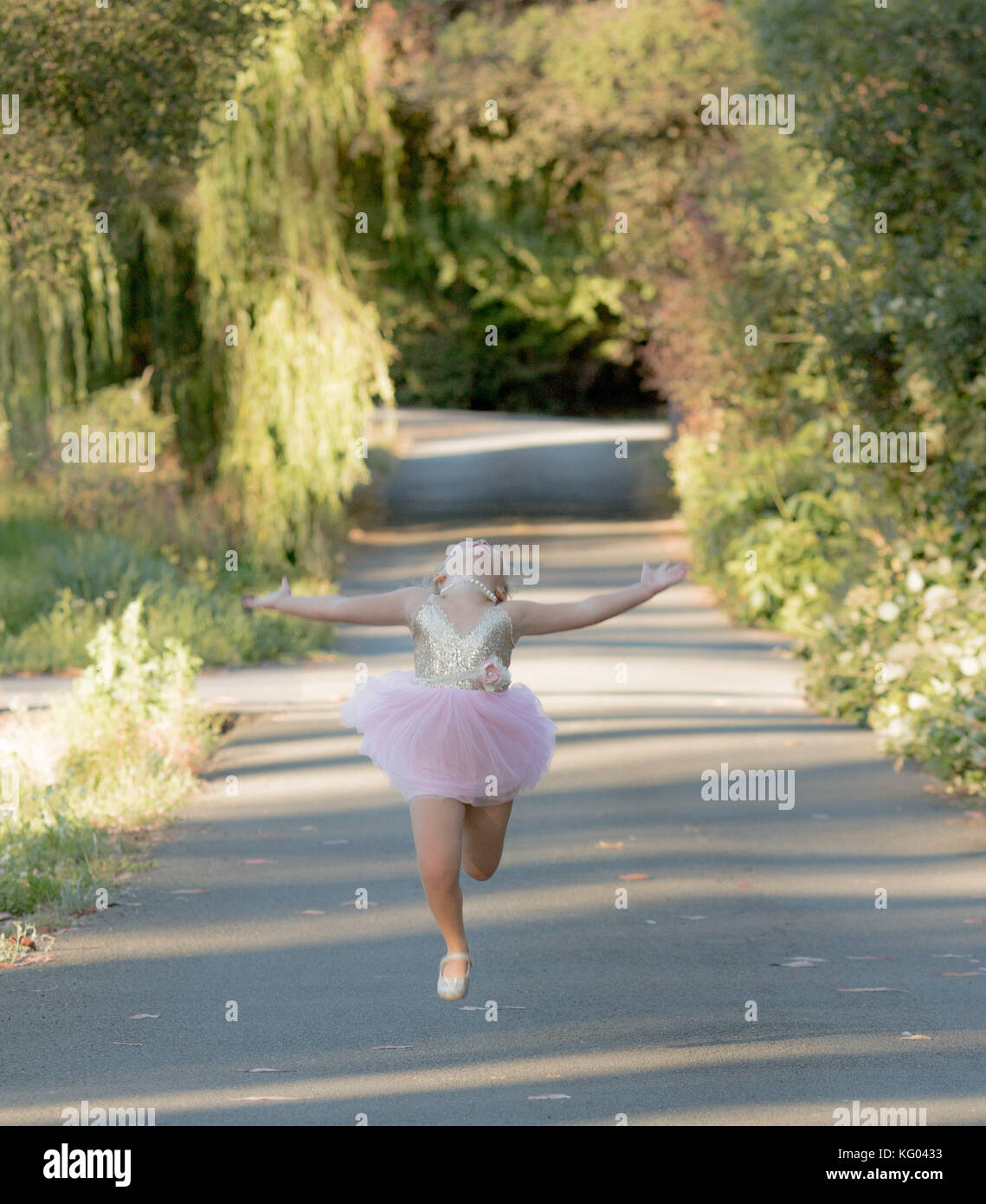 Child leaping hi-res stock photography and images - Alamy