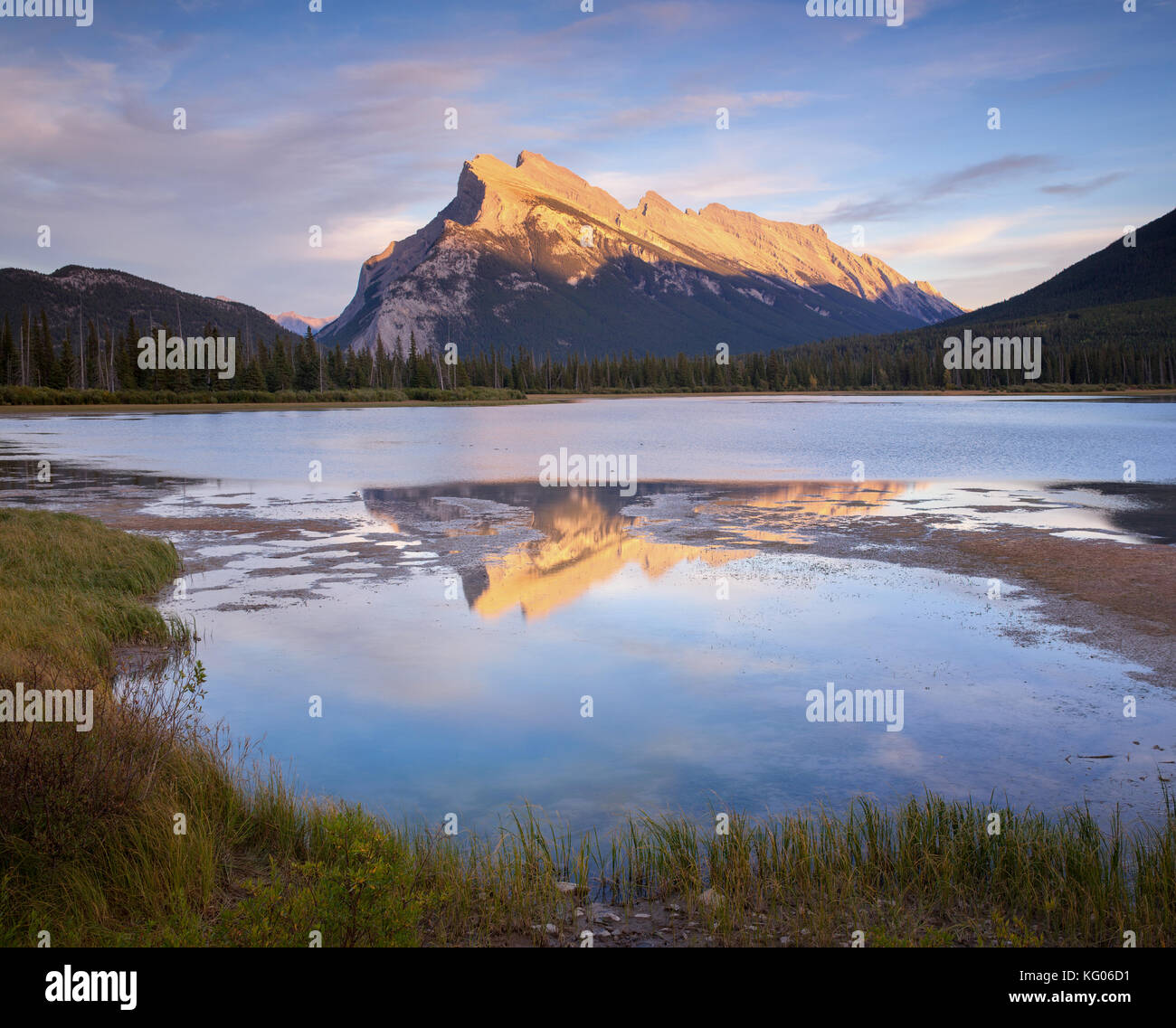 Banff mountain landscape hi-res stock photography and images - Alamy