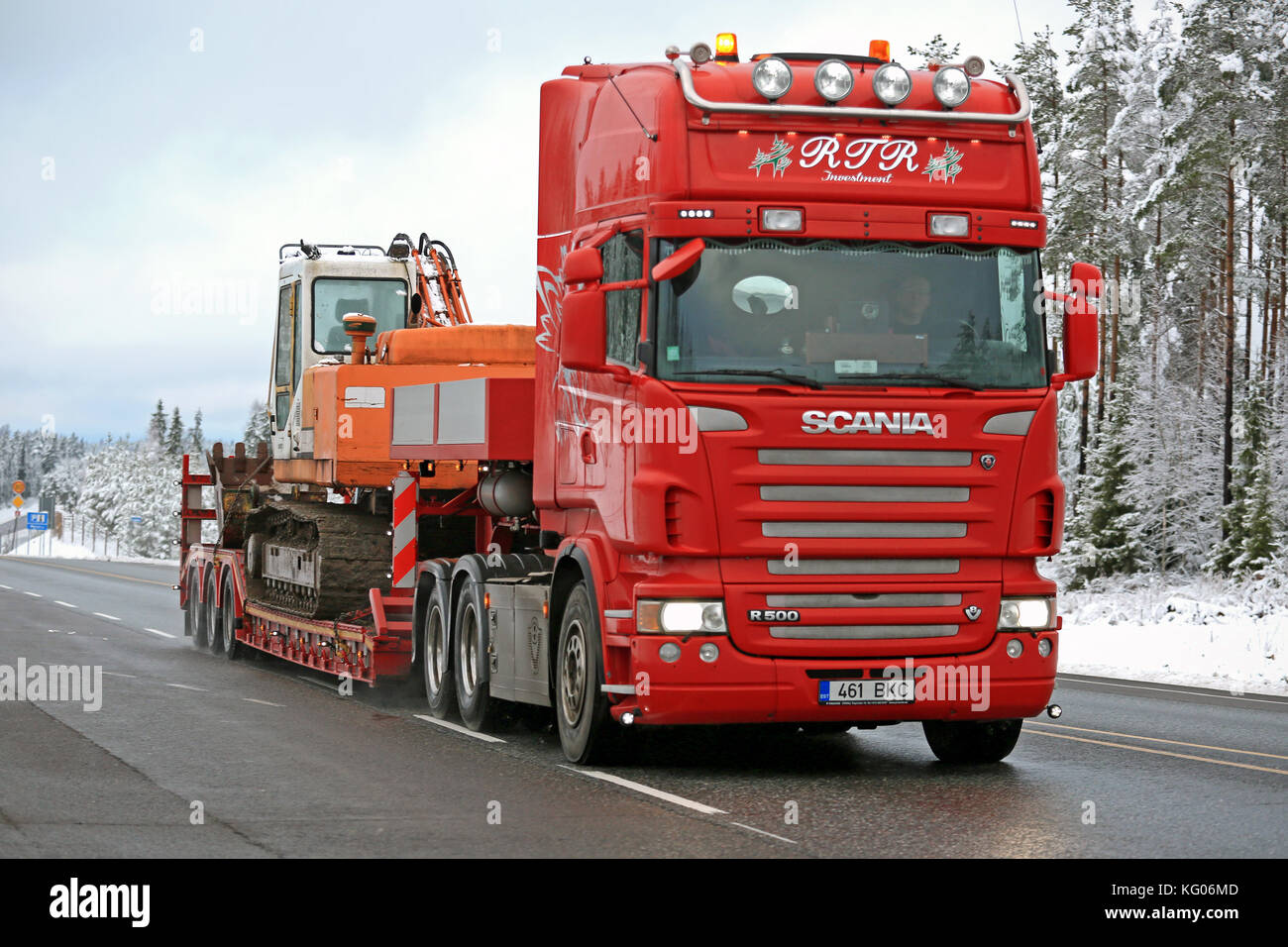 LOUKKU, FINLAND - NOVEMBER 21, 2015: Red Scania R500 hauls Daewoo ...