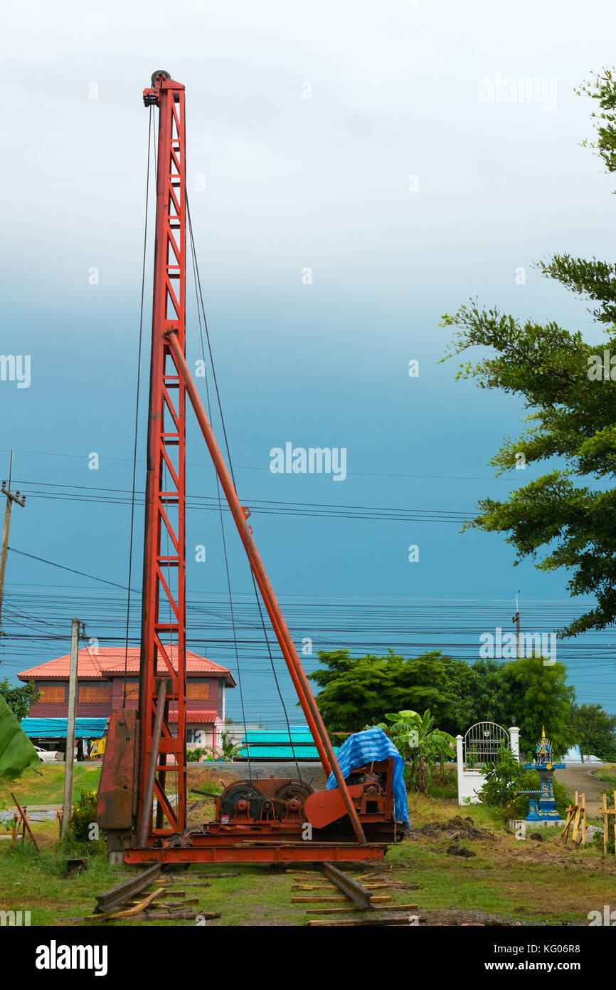 Pile driving crane hi-res stock photography and images - Alamy