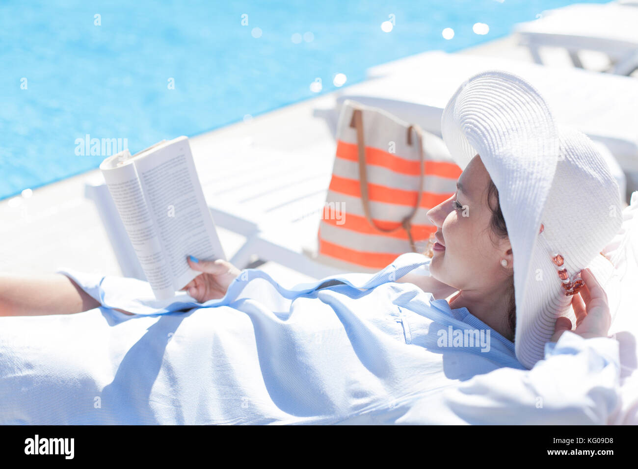 Person reading in pool hi-res stock photography and images - Alamy