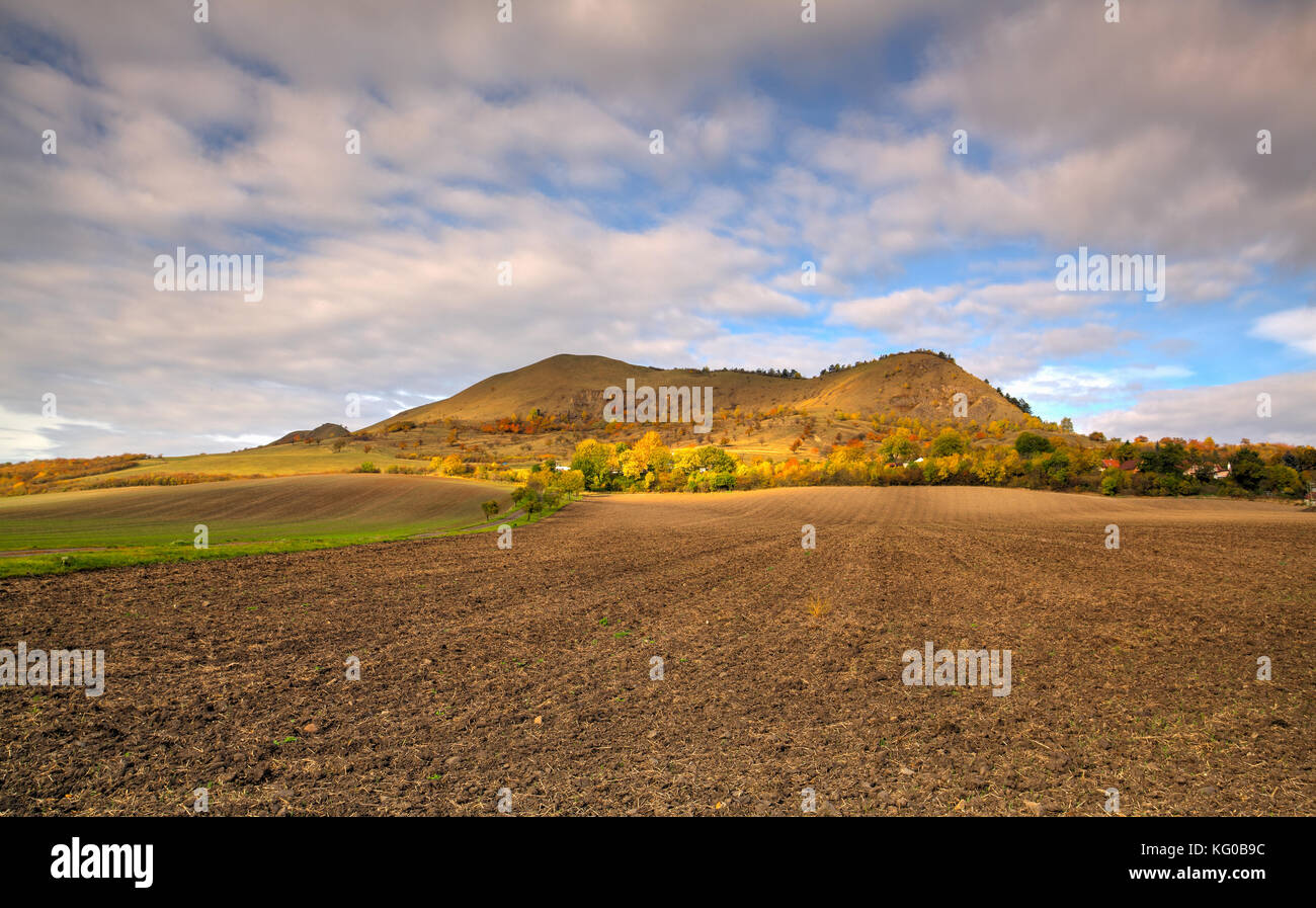 Rana hill at sunset. Autumn scenery in Central Bohemian Highlands ...