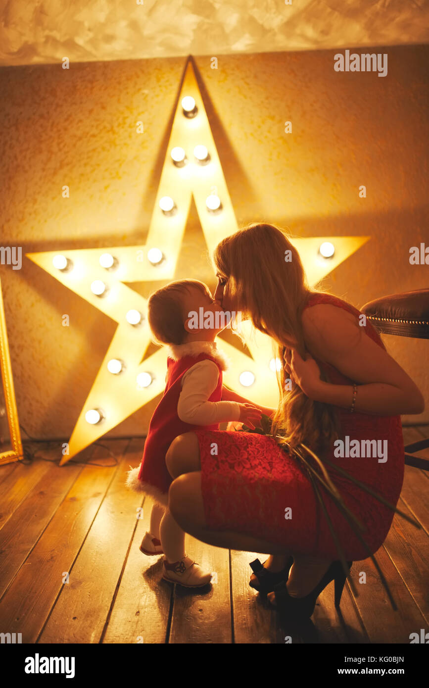 Girl kissing mother silhouette hi-res stock photography and images - Alamy