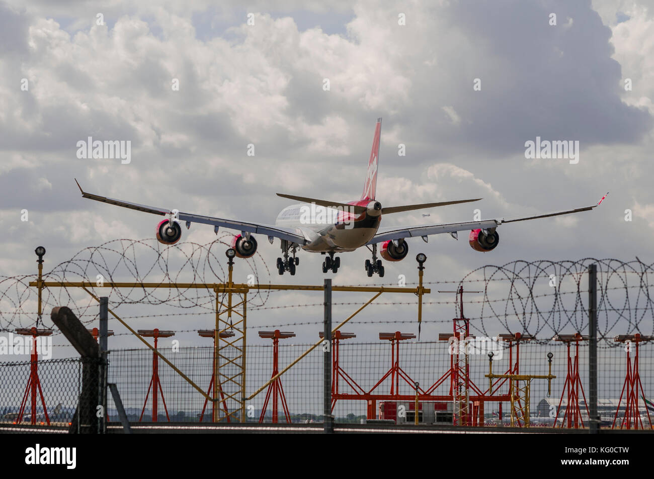 Heathrow airport night hi-res stock photography and images - Alamy