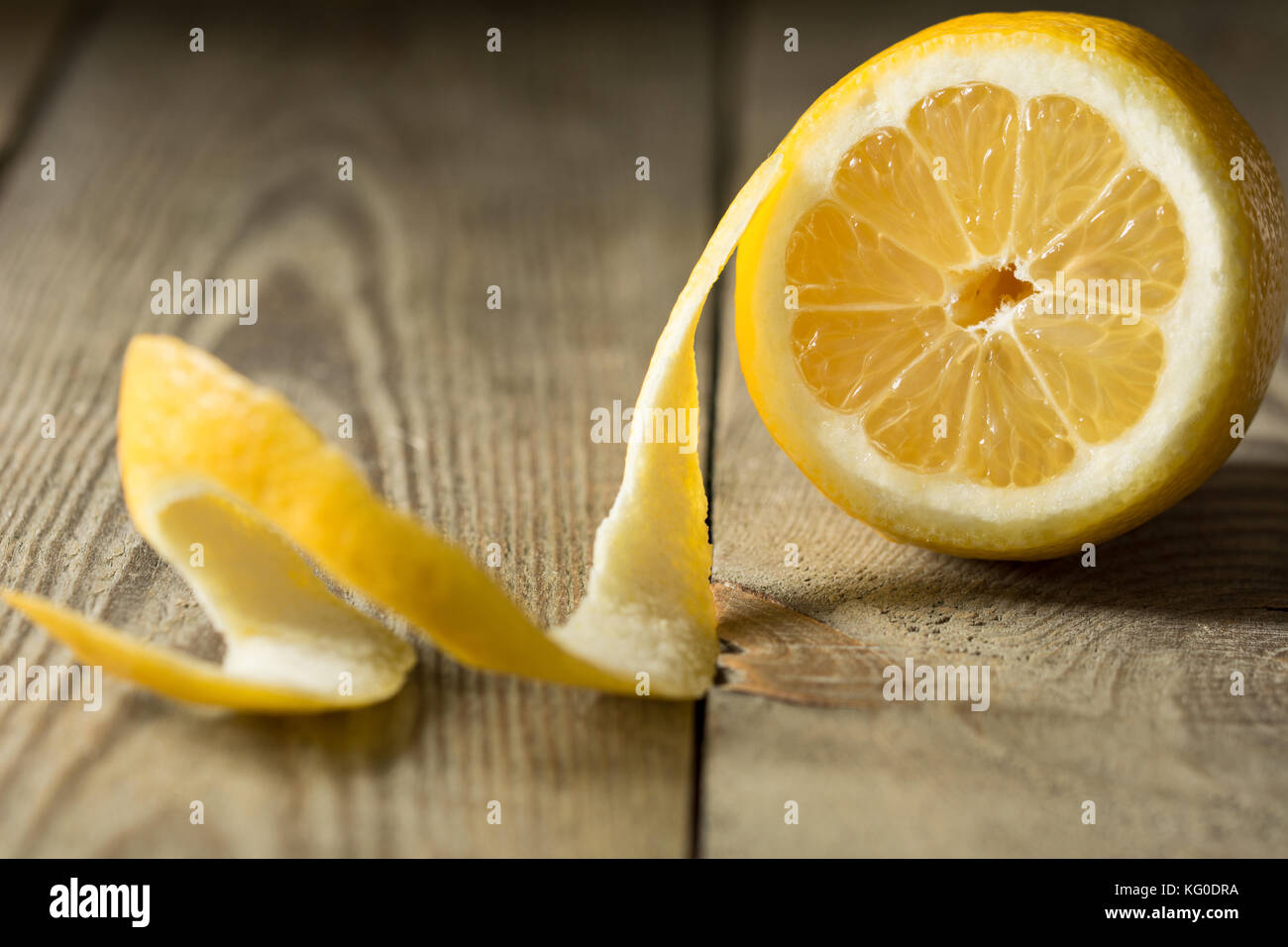 Half peeled lemon hi-res stock photography and images - Alamy
