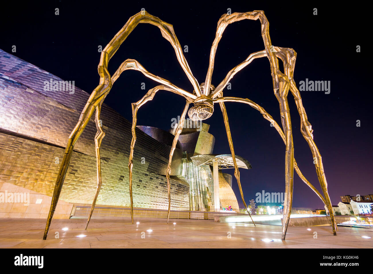 The spider sculpture maman by louise bourgeois guggenheim museum bilbao ...