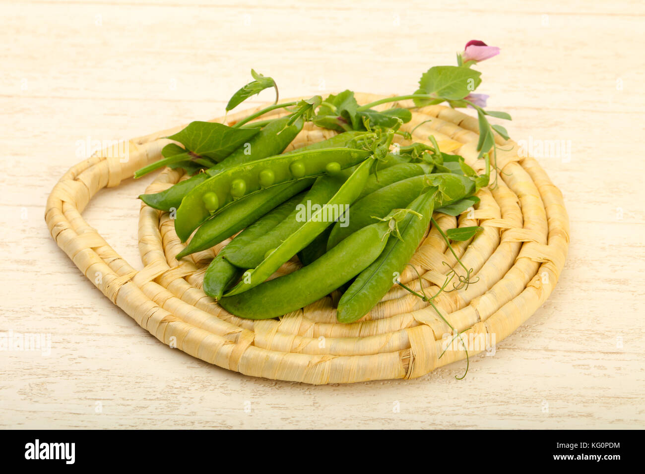 Ripe green peas with leaves Stock Photo - Alamy
