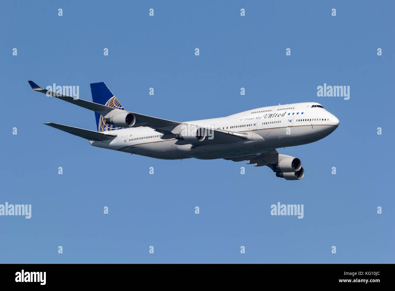 Boeing 747-400 (N121UA) in United Airlines colors climbs and turns ...
