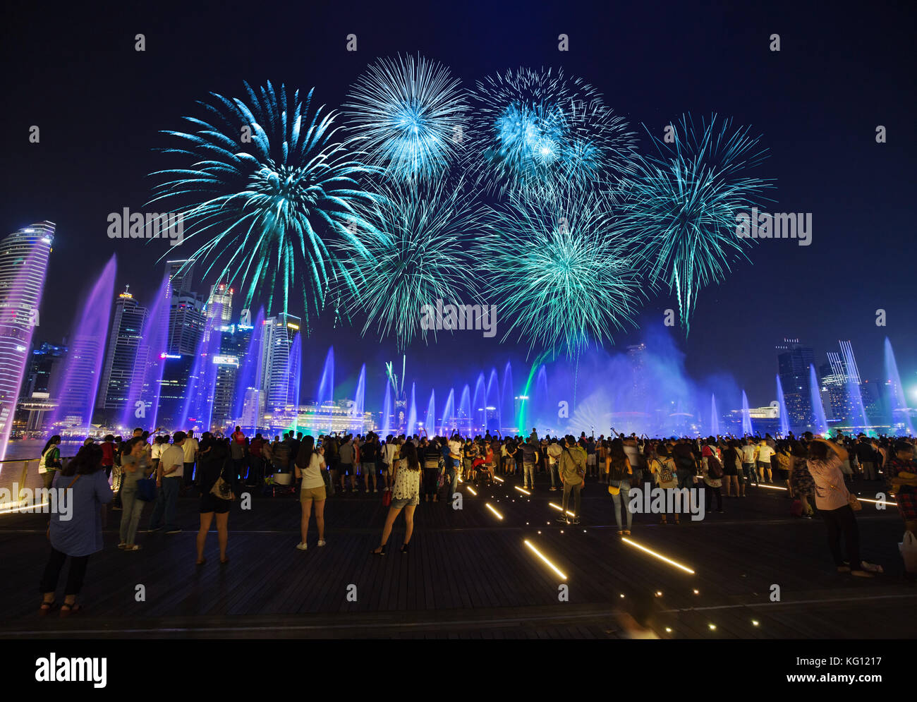 SINGAPORE - AUG 19, 2017 : Tourists visit SPECTRA – LIGHT & WATER SHOW ...